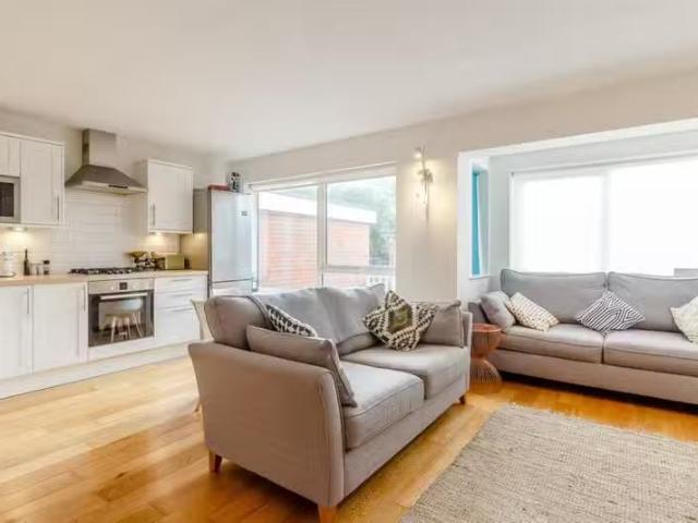 Nice 1 BA 2 bedroom ground floor maisonette for rent in 2 bedr.