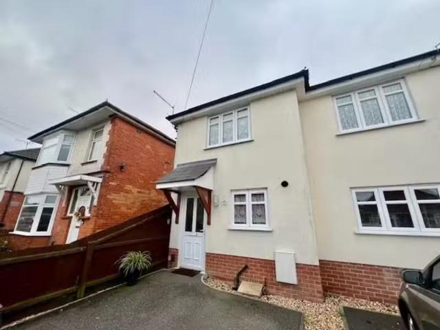 Just in! 1 BA 2 bedroom house for rent in Ensbury Avenue, Bour.