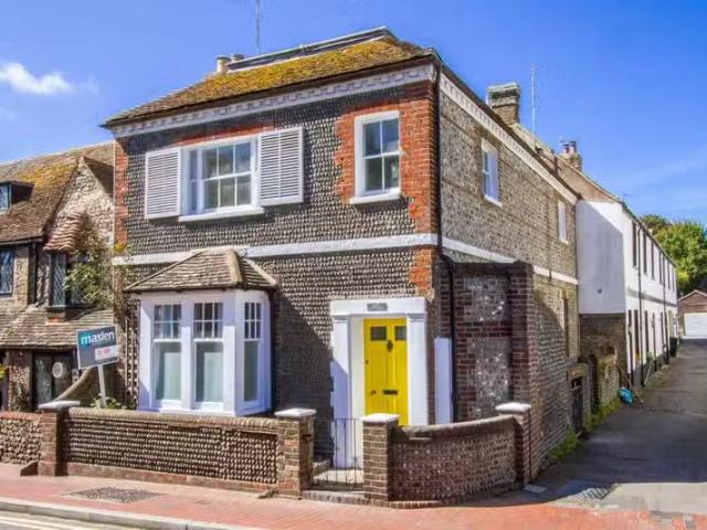 Rental! 1 BA 2 bedroom house for rent in High Street, Rottingd.