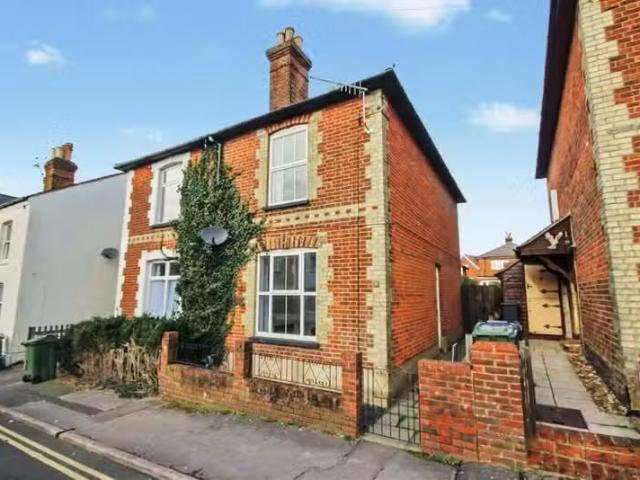 Cozy 1 BA 2 bedroom house for rent in Queens Road, Guildford.