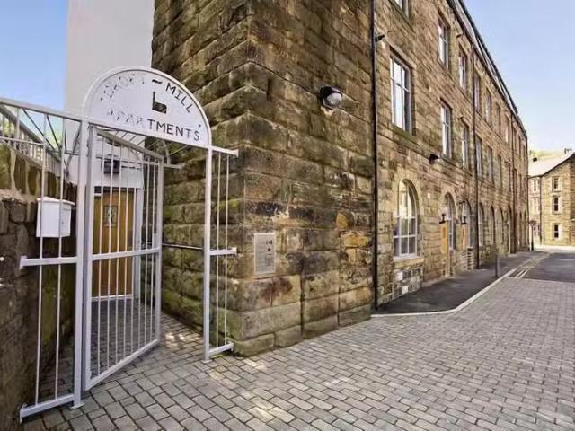 Nice 1 BA 2 bedroom property for rent in Croft Mill Yard, Hebd.