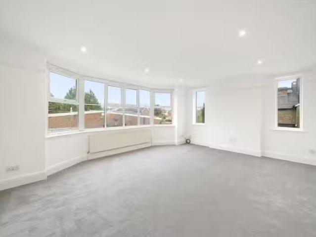 Nice 1 BA 2 bedroom property to let in Anyards Road, Cobham, S.
