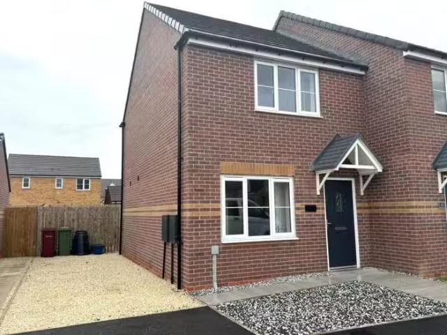 Cozy 1 BA 2 bedroom semi detached house for rent in Cornfield.