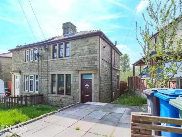 Cheap 1 BA 2 bedroom semi detached house for rent in Booth Cre.