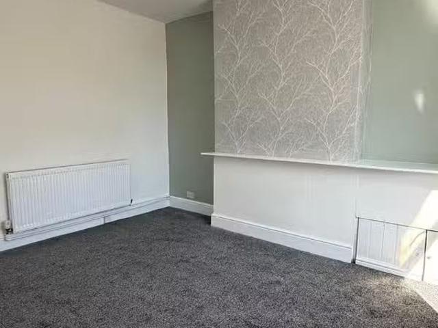 Just in! 1 BA 2 bedroom terraced house for rent in Branch Road.