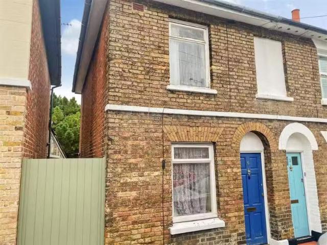 Cozy 1 BA 2 bedroom terraced house for rent in Church Street.