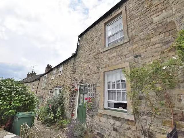Cozy 1 BA 2 bedroom terraced house for rent in Cornforth Hill.