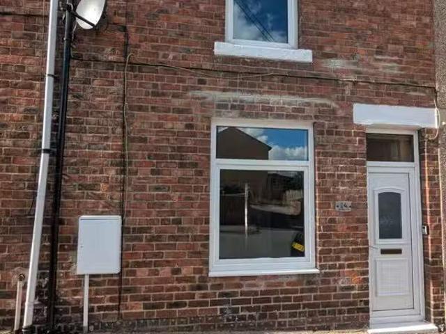 Just in! 1 BA 2 bedroom terraced house for rent in Gurlish Wes.