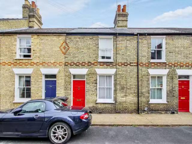 Just in! 1 BA 2 bedroom terraced house for rent in Gwydir Stre.