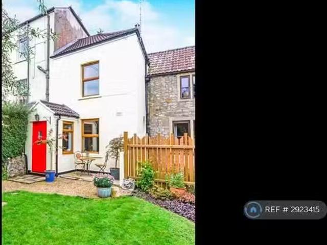 Just in! 1 BA 2 bedroom terraced house for rent in High Street.