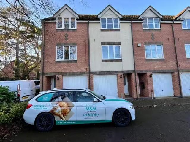 Cozy 1 BA 2 bedroom terraced house for rent in Longville Court.