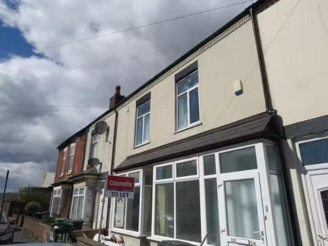 Just in! 1 BA 2 bedroom terraced house for rent in Tat Bank Ro.