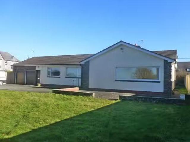 Rental! 1 BA 4 bedroom bungalow for rent in North Road, Holswo.