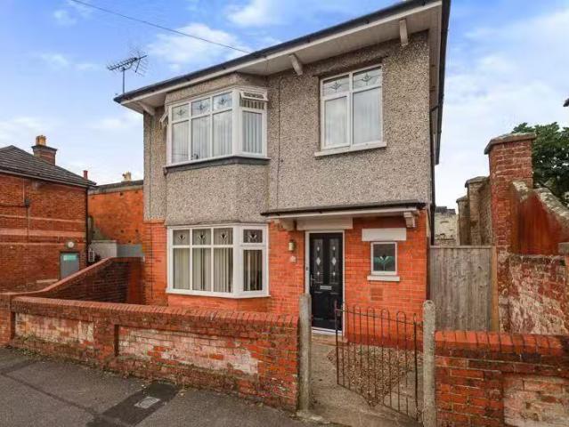 Charming 1 BA 4 bedroom detached house for rent in Kemp Road.