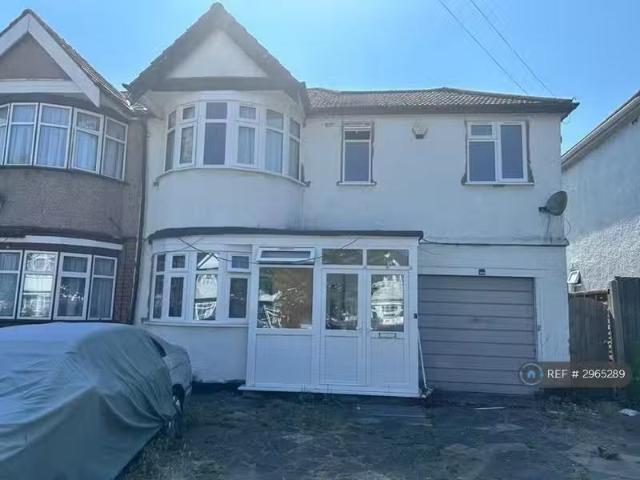Cozy 1 BA 4 bedroom end of terrace house for rent in Kings Roa.