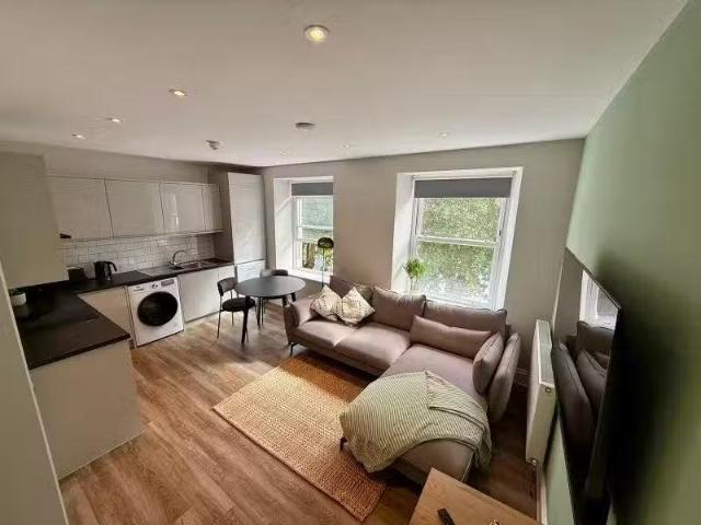 Rental! 1 BA 4 bedroom flat for rent in Hotwell Road, Bristol.