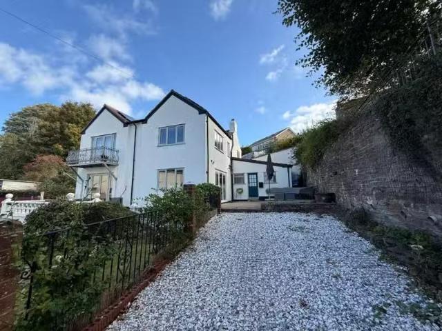 Unique 1 BA 4 bedroom house for rent in Parfitts Hill, Bristol.