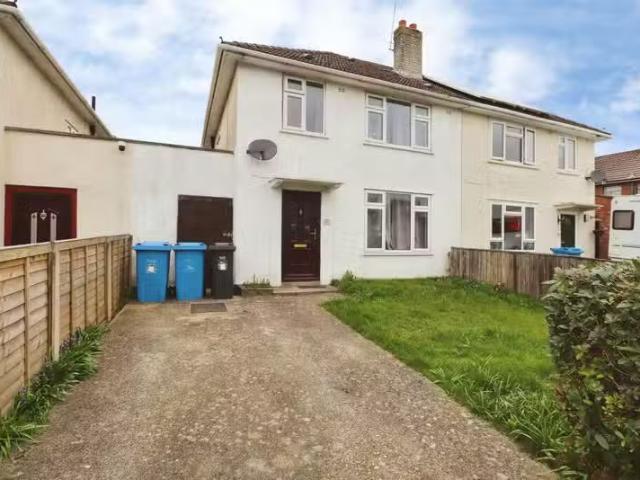 Just in! 1 BA 4 bedroom property for rent in Benbow Crescent.