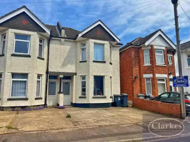 Just in! 1 BA 4 bedroom semi detached house for rent in Stewar.