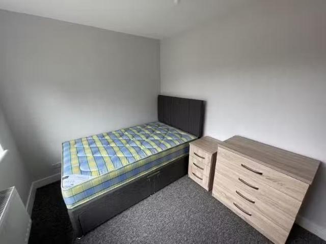 Cheap 1 BA 4 bedroom semi detached house for rent in Pilkingto.