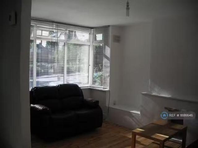 Cheap 1 BA 4 bedroom terraced house for rent in St. Johns Lane.