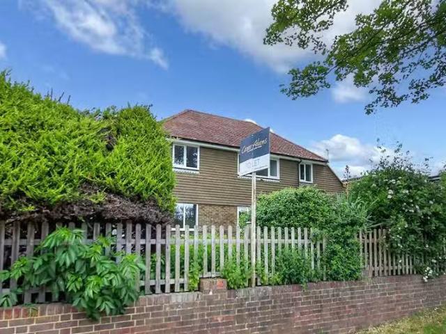 Just in! 1 BA 5 bedroom detached house for rent in Station Roa.