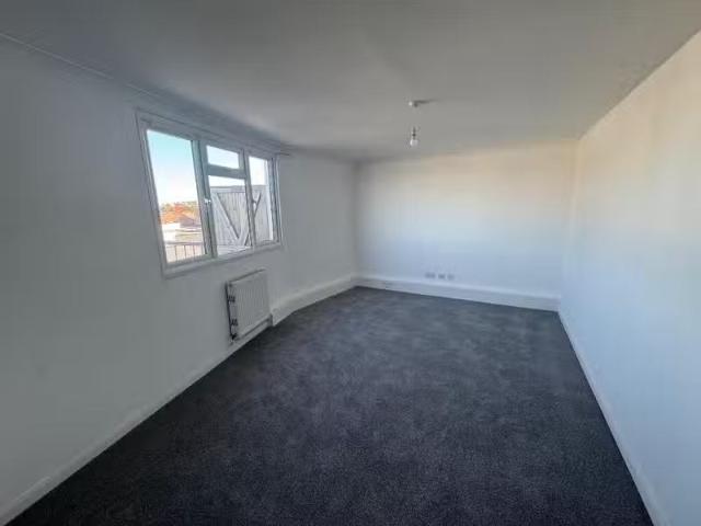 Charming 1 BA 5 bedroom flat for rent in Wallisdown Road, Bour.