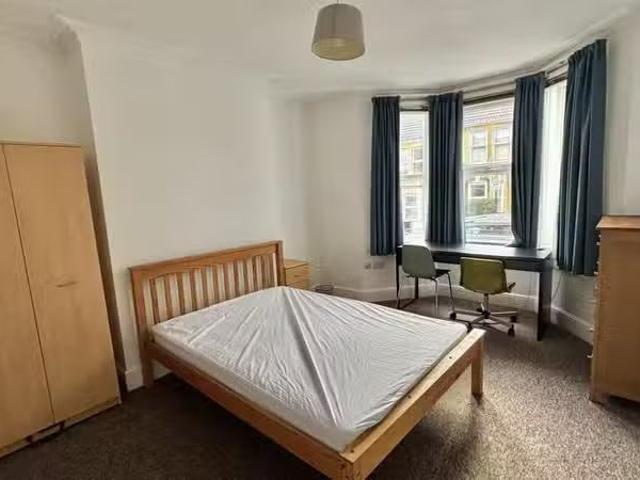 Unique 1 BA 5 bedroom terraced house for rent in St Kildas Roa.