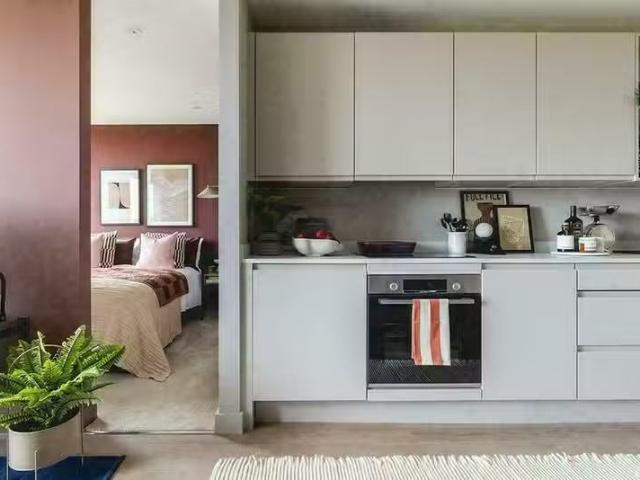 Deal! 1 BA Studio flat for rent in Apartment 39, Hove Gardens.