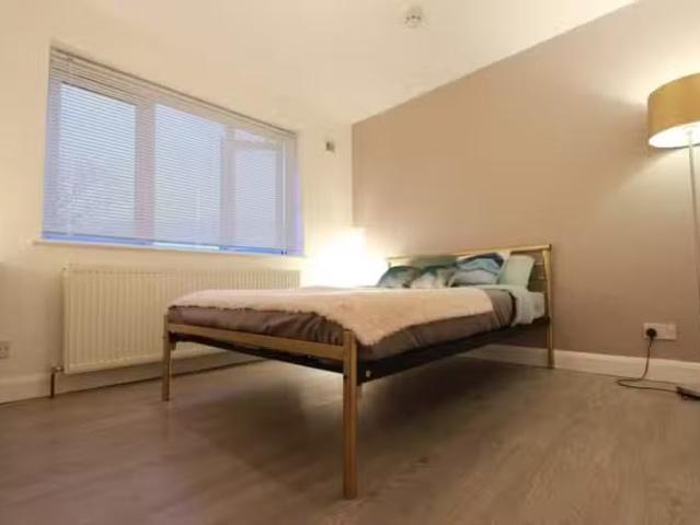 Deal! 1 BA Studio flat for rent in Goldings Crescent, Hatfield.