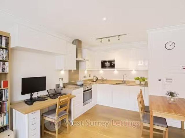 Deal! 1 BA Studio flat for rent in Globe House, West Byfleet.