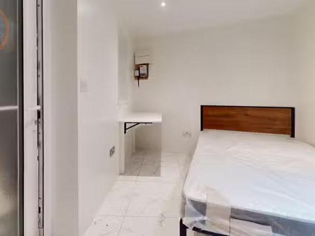 Just in! 1 BA Studio flat for rent in Farewell Place, Mitcham.