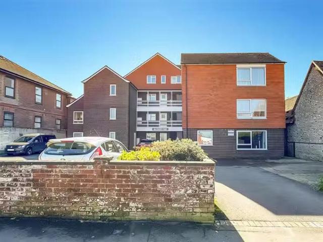 Just in! 1 BA Studio flat for rent in Maltravers Court, Maltra.