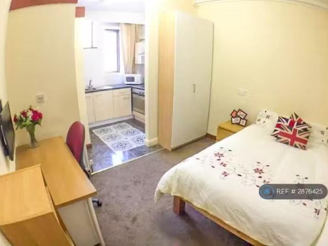 Deal! 1 BA Studio flat for rent in Millenium Court, Bradford.