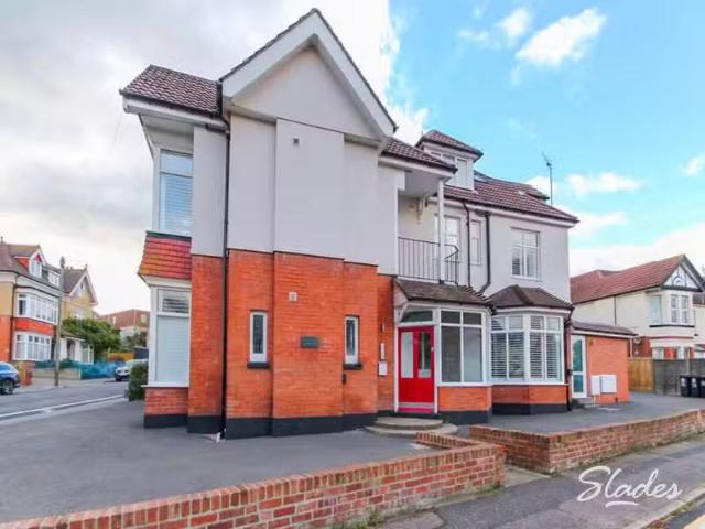 Cozy 1 BA Studio flat for rent in Southbourne Road, Southbour.