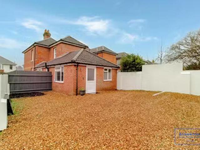 Unique 1 BA Studio flat for rent in Strouden Road, Bournemouth.