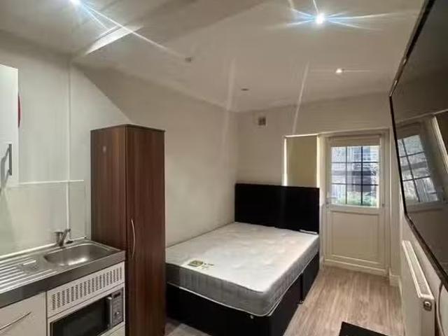 Cozy 1 BA Studio flat for rent in Room 2 Cantley Gardens Ilfor.