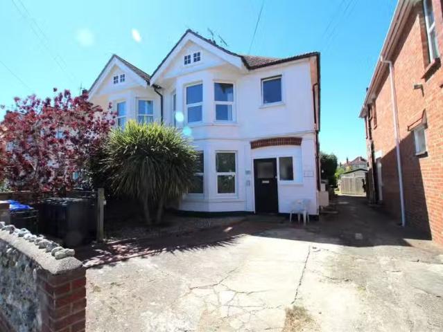 Unique 1 BA Studio flat for rent in Windsor Road, Worthing, We.