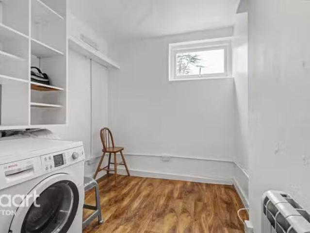 Nice 1 BA Studio flat for rent in The Avenue, WORCESTER PARK.