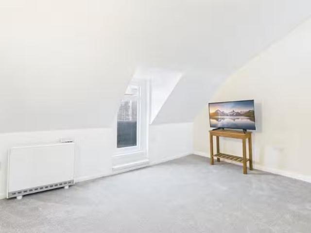 Just in! 1 BA Property for rent in Flat 4, 35 Grand Parade, Br.