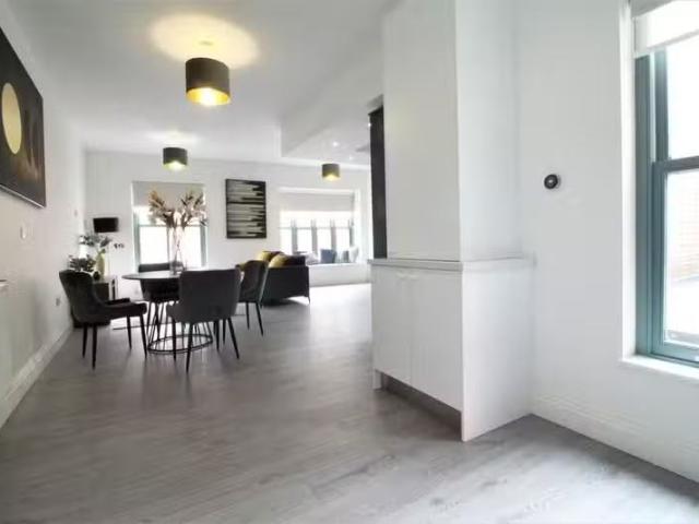 For Rent! 1 bedroom apartment for rent in Bank Corner, 66 68 G.