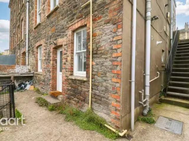 Cozy 1 bedroom apartment for rent in Knowle Road, Bristol, BS4
