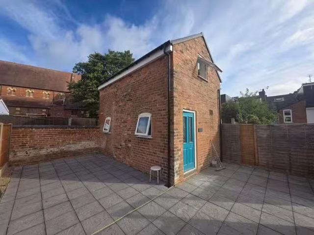 Deal! 1 bedroom coach house for rent in The Coach House 107 Hu.