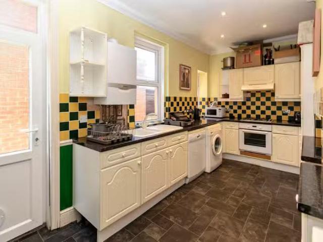 Unique 1 bedroom detached house for rent in 5 Bed Student Hous.