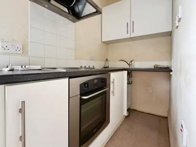 Just in! 1 bedroom flat for rent in Coronation Road Southvil.