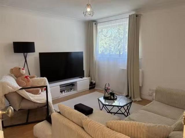 For Rent! 1 bedroom flat for rent in Hampden Close, North Weal.