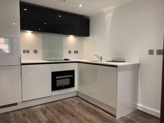Deal! 1 bedroom flat for rent in Kettleworks, 126 Pope Street.
