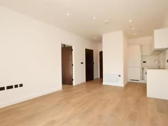 Just in! 1 bedroom flat for rent in The Willows, Windsor Bridg.