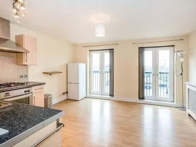 Deal! 1 bedroom Flat to rent, Flat 3 Louise Court 256 London R.