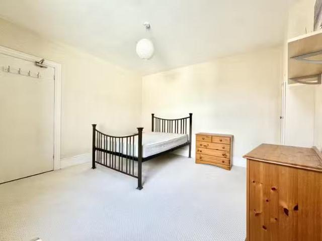 For Rent! 1 bedroom house share for rent in Charlecote Road, W.